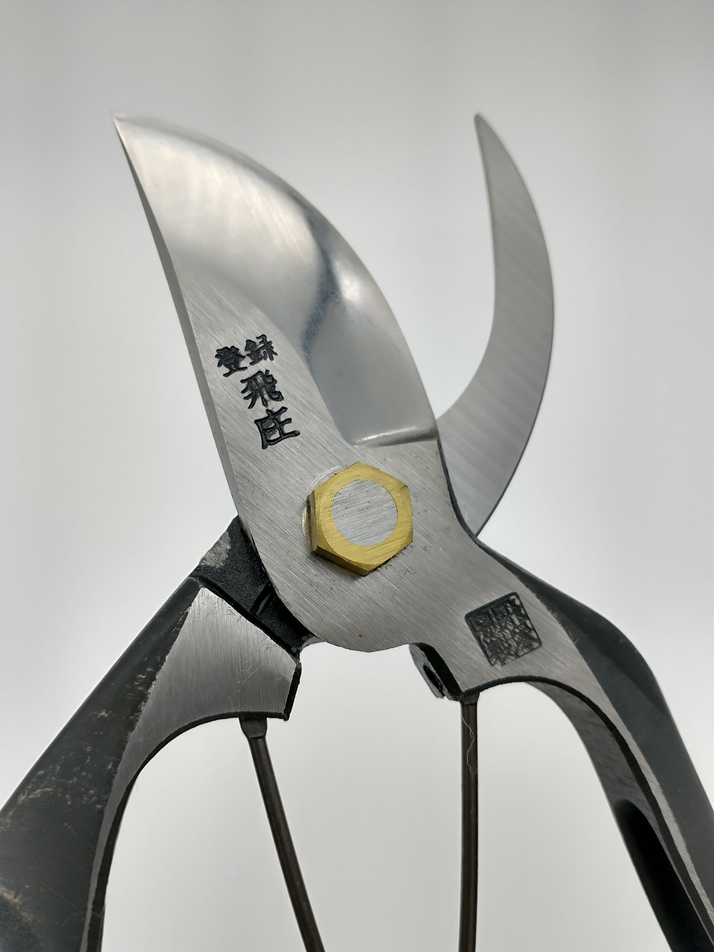 Tobisho Japanese hand crafted Secateur / Pruner. Forged Steel Black Fi ...